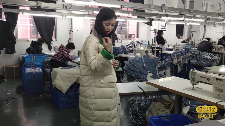 设计简单,气质不凡的羽绒服,看看工厂员工的劳动成果