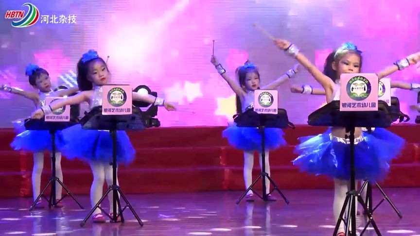 孩子们携独特乐器上台表演,小小年纪手法却如此熟练,太难得!