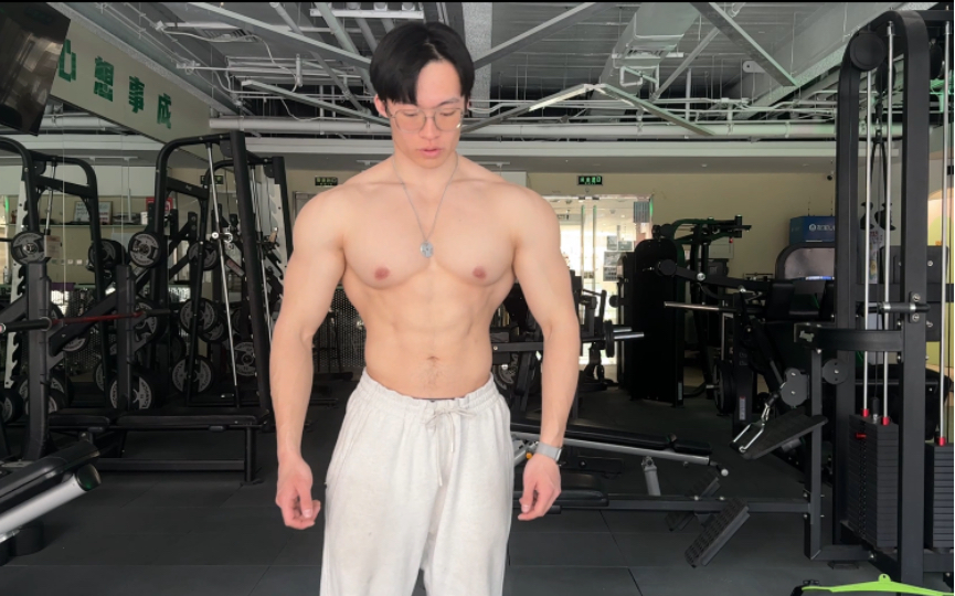 自然光线下的自然肌肉