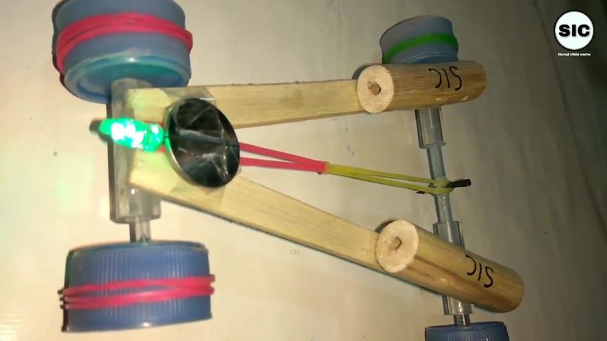 DIY创意:4个瓶盖加上两根木棍,就能做一台橡皮筋为动力的玩具车