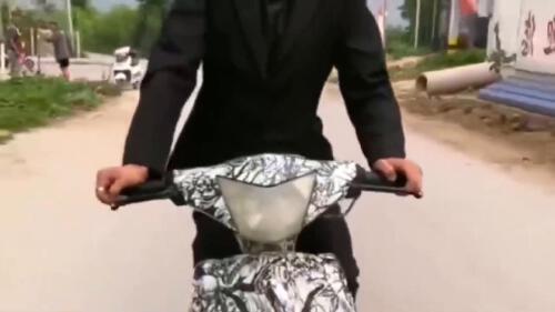 少年就是这么豪横,电动车经过了特殊的改装,够拉风