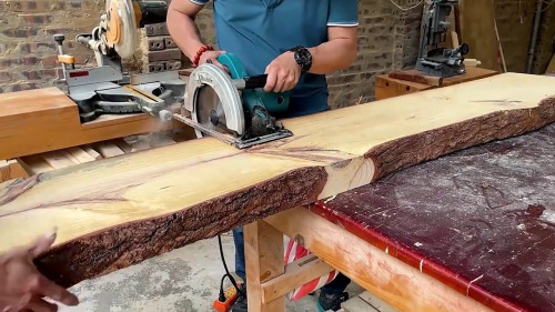 木工大师傅纯手工打造实木大桌,用传统榫卯结构固定,简单又大气