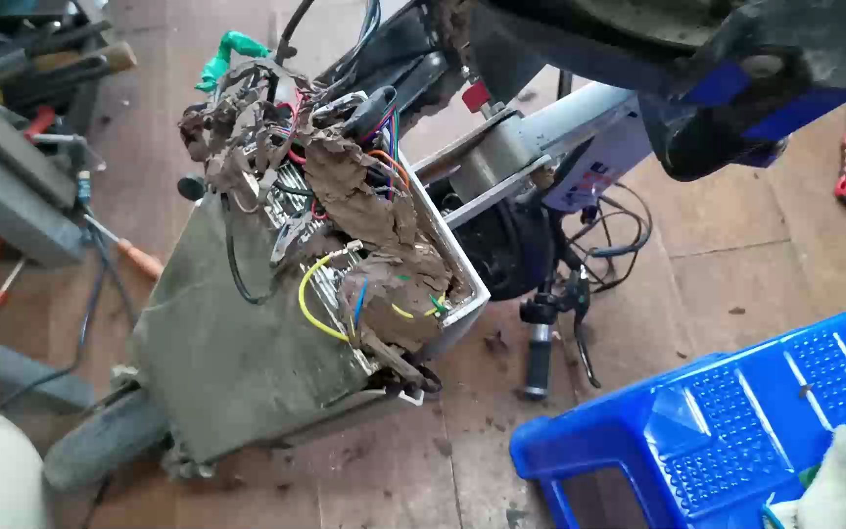 接修一台锂电池折叠电动车!光清理胶用弄了一下午!太麻烦