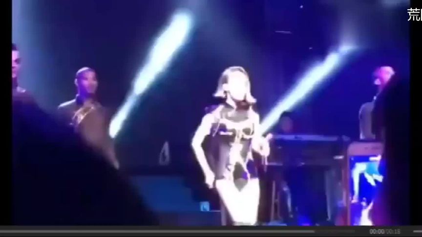 蔡依林演唱会和粉丝互动 结果被男粉丝逗笑了 好尴尬哈哈哈哈哈