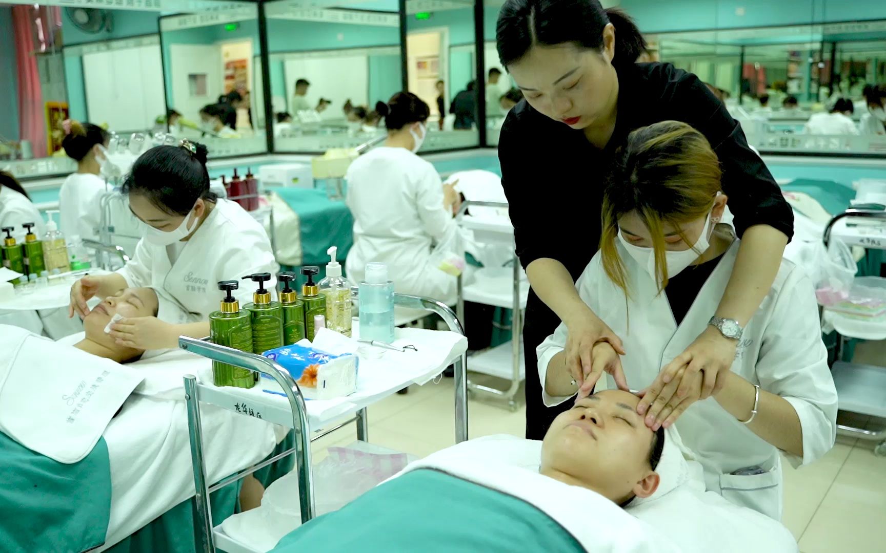 深圳美容培训学校排名,哪里有好的美容培训学校推荐?首脑美容学校好...