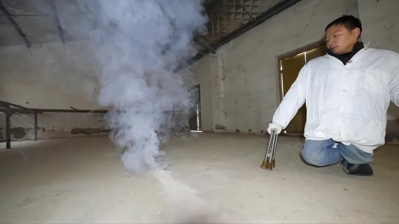 第一用烟熏消毒剂,没想到烟这么浓,威力太大!邻居还以为着火了