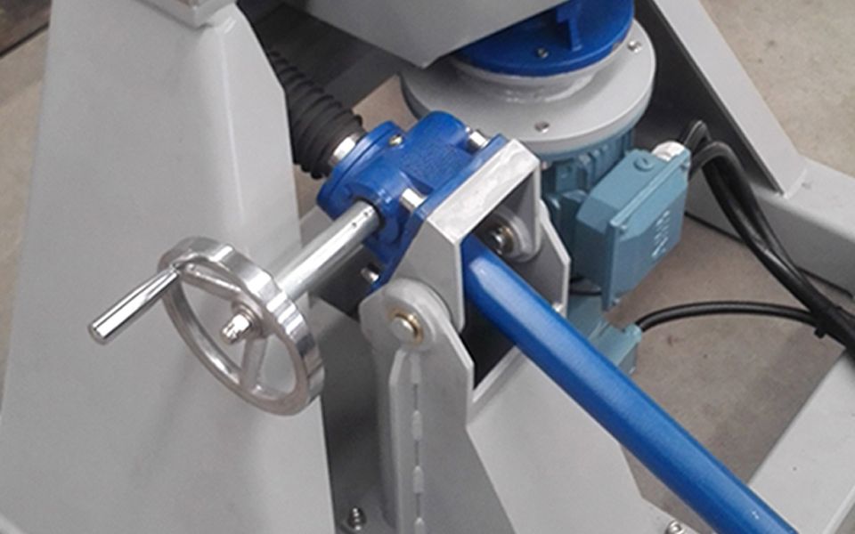 丝杆升降机不仅可以做线型运动对于角度调整应用也非常出色