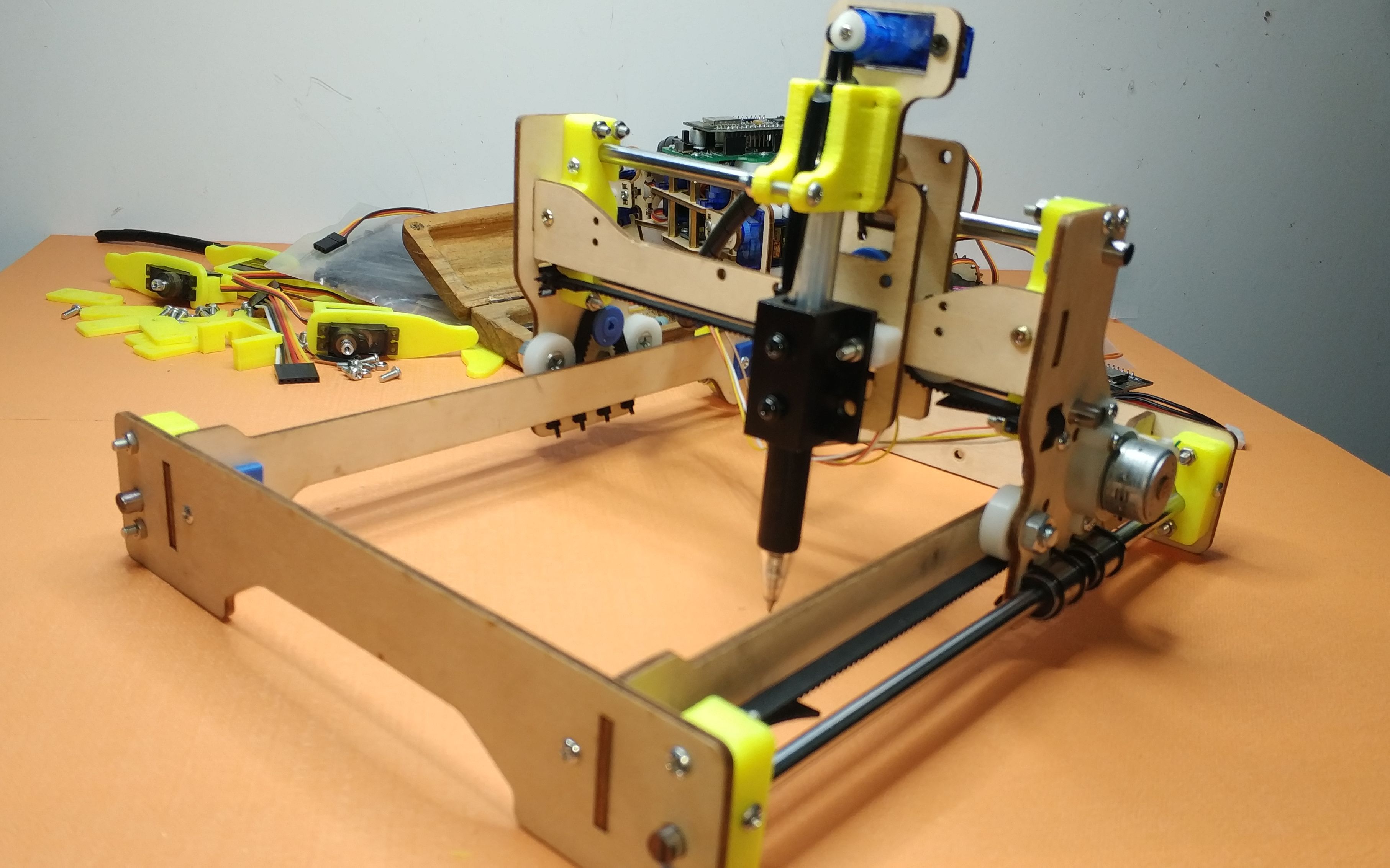 女朋友竟然自己组装了一台Arduino写字机。