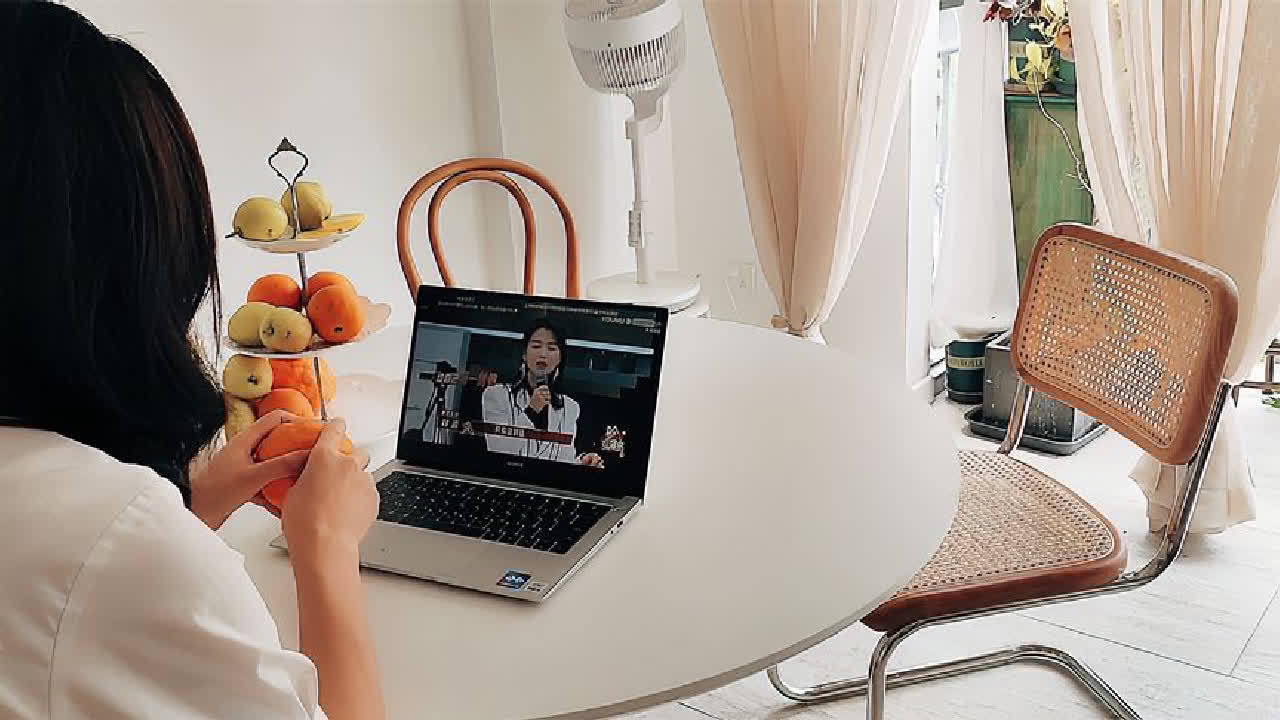 最近把书房改了,好用太多!开箱新款笔记本电脑,这功能好酷哦!