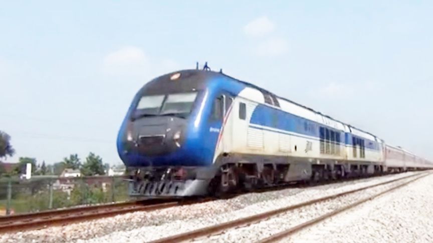 兰州开往泰州的火车 DF11G牵引K420次鸣笛通过宁启线南莫站