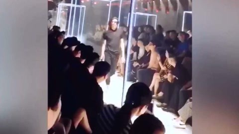 男模特走秀时险些摔倒 灵活应变当场起舞化解尴尬