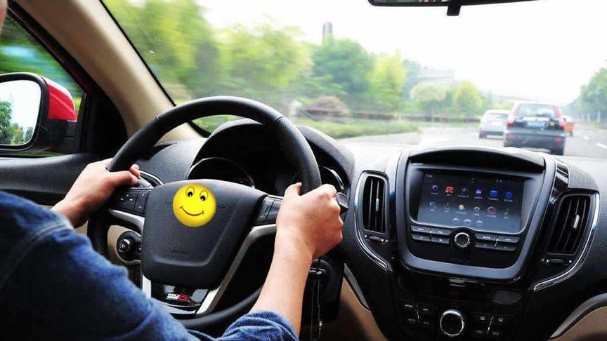 自动挡的汽车发动时到底要不要踩着刹车?