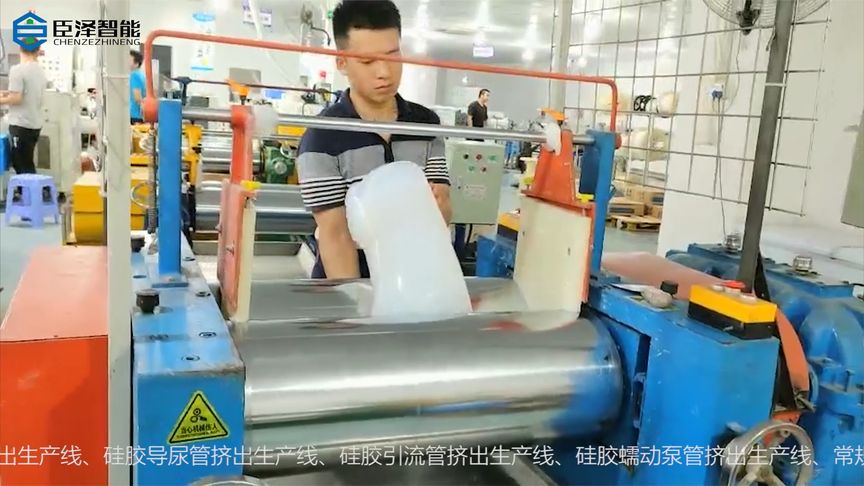 硅胶管挤出机设备:开放式炼胶机操作视频