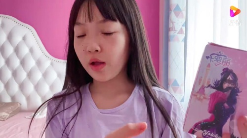 妈妈没在家,晨妤自己在家拆盲盒