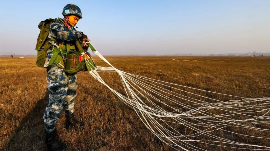 空降兵跳伞后,会如何处理降落伞?直接扔掉吗?