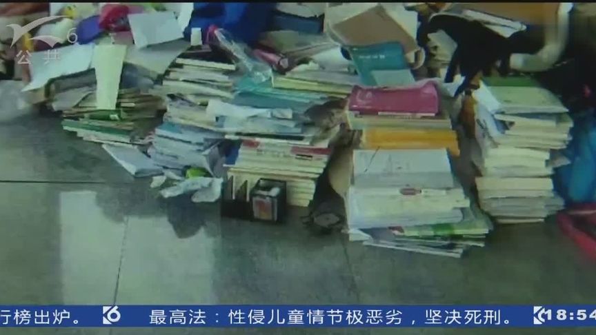 图书馆管理员将“占座” 的书本都清理了出去 学生们不满提出质疑