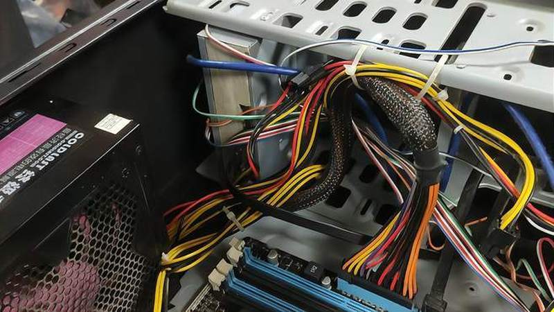 半夜回收电脑,比较好卖的配置。i7处理器,华硕主板,金士顿内存