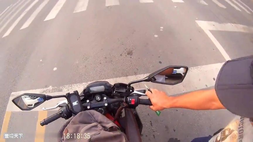 摩托车停车等红灯时惨遭便衣拔钥匙,什么情况?