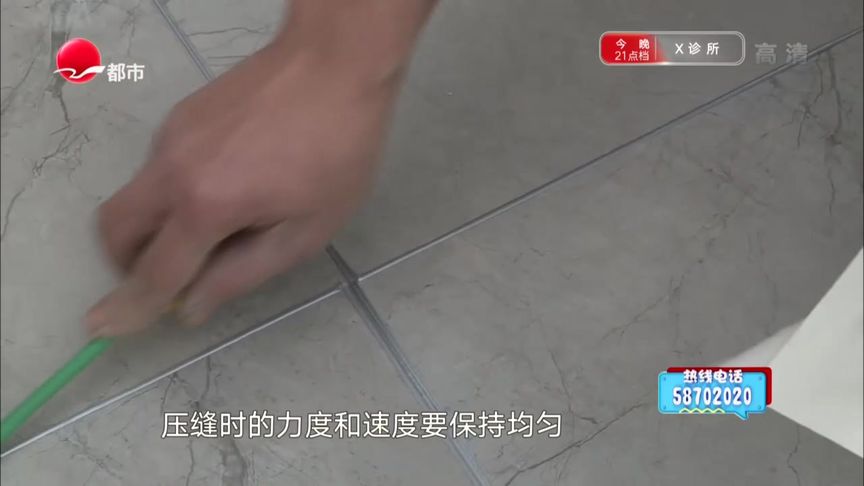 厨房洗手间瓷砖缝隙,发黑发霉咋办?工人现场演示,一起来学学