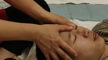 ...头疗点印堂,开天门,推坎宫。点按神庭至百会穴风池穴舒缓放松推拿...