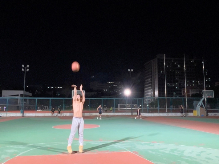 万能的b友们,能帮忙给出肘外翻的解决方法么…投篮姿势太特么丑了