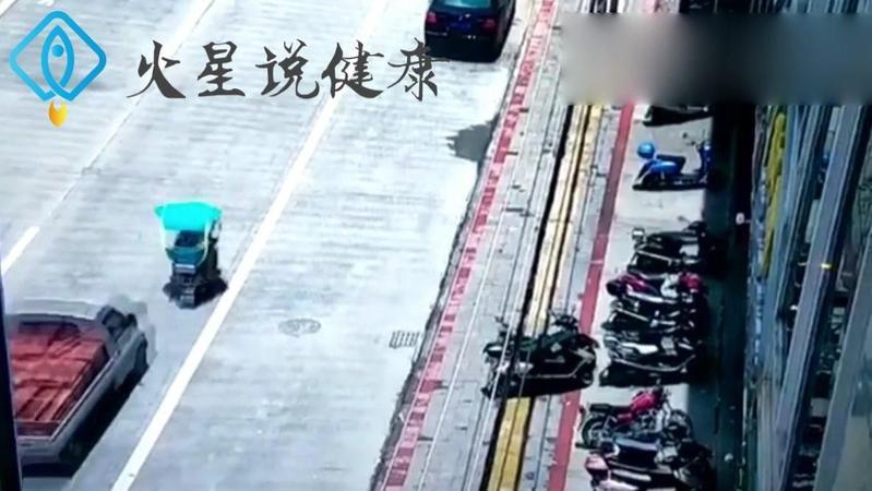 小货车突然撞向电动车母子,司机这是怎么了?这可是两条鲜活的人命
