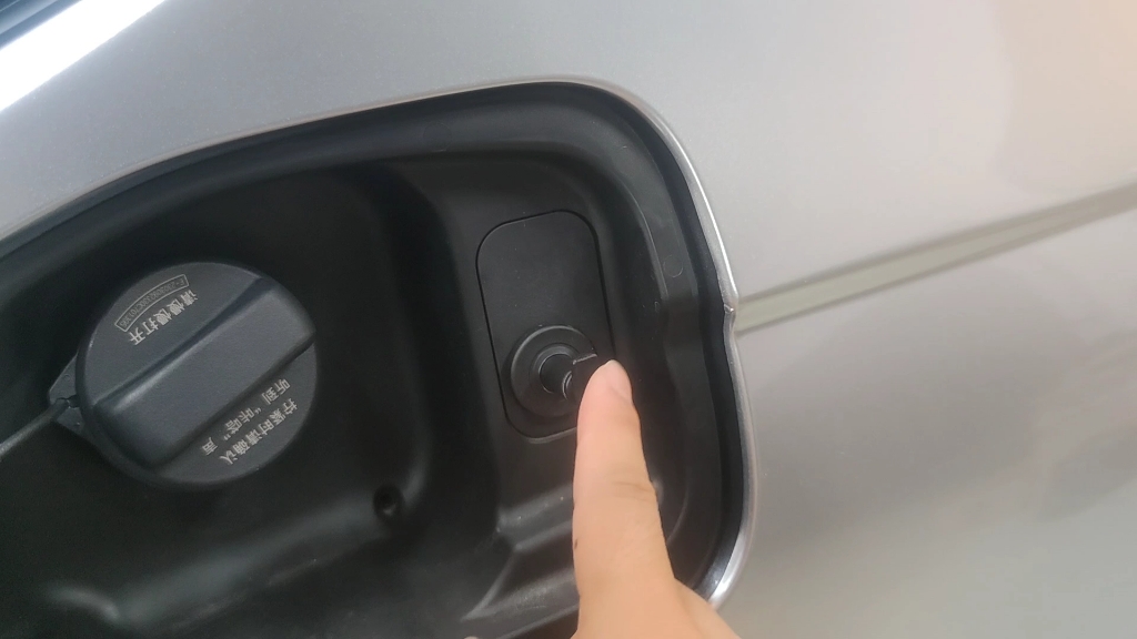 本田雅阁油箱盖按压自锁结构设计