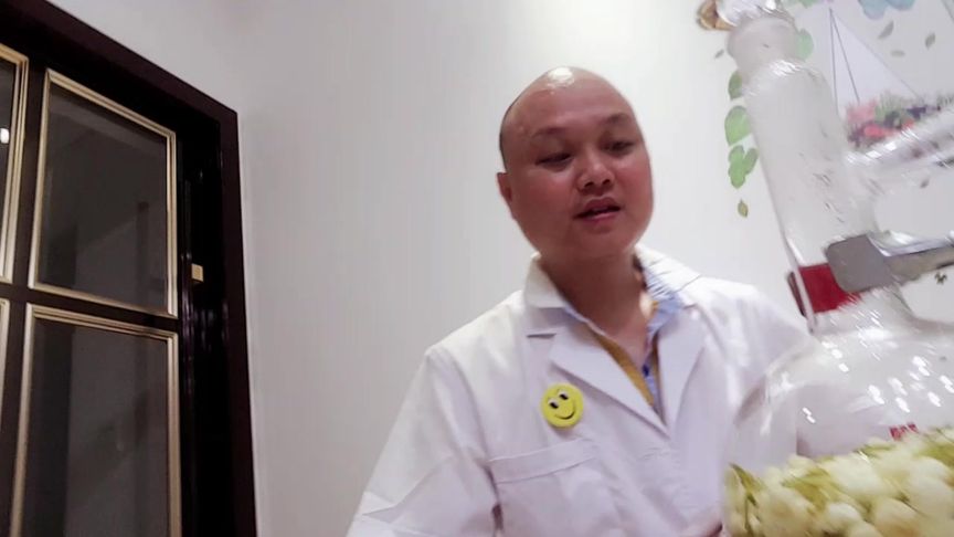 “花农用种植的茉莉花提取精油纯露”香到整条街都来看制作