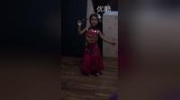 四岁小女孩的漂亮肚皮舞