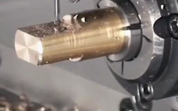 第一次看到这种数控机床双头加工,这个效率应该很高吧?!