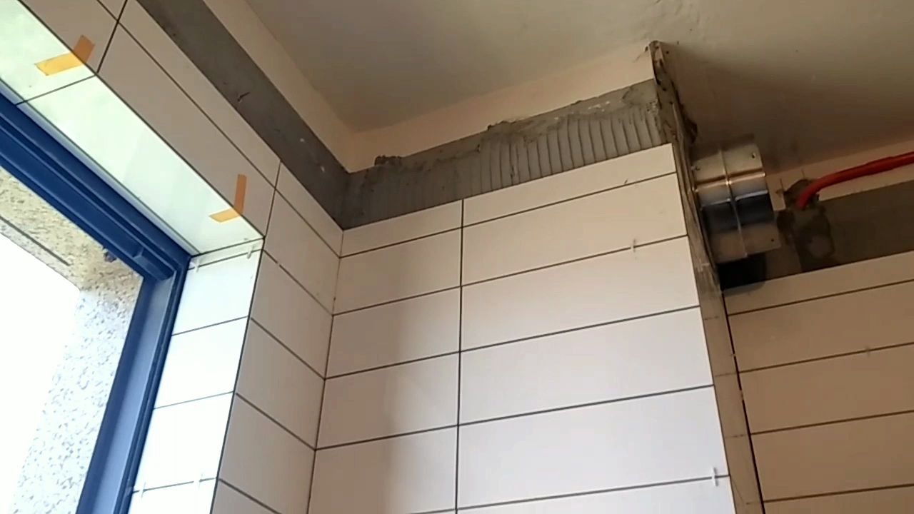 烟道竟是掉砖高危区,瓦工帮业主改排烟阀孔,指示徒弟拉毛挂网贴
