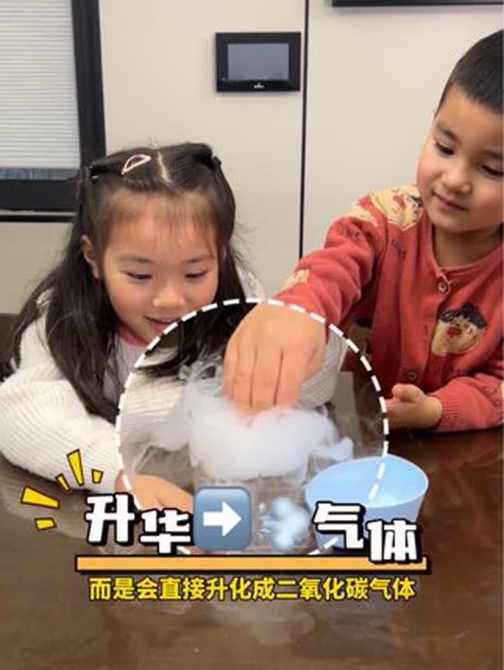冷冻包装里的这种冰块 千万别摸!更不能放进冰箱 你知道为什么嘛