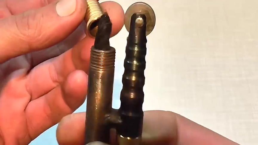 大叔用钢管自制的这个工具,很多男性都会喜欢,用起来回头率100%