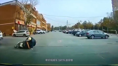 电瓶车转个弯连漂移带旋转的,结果尴尬了,小车长舒一口气!