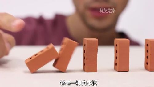 多米诺骨牌的破坏力有多强?大神亲自实验,竟能推翻摩天大楼!