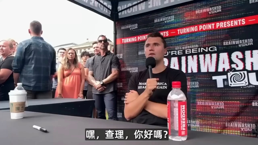 查理柯克代表保守派大战左翼放纵享乐派,一个在家里抗议,一个在户外...