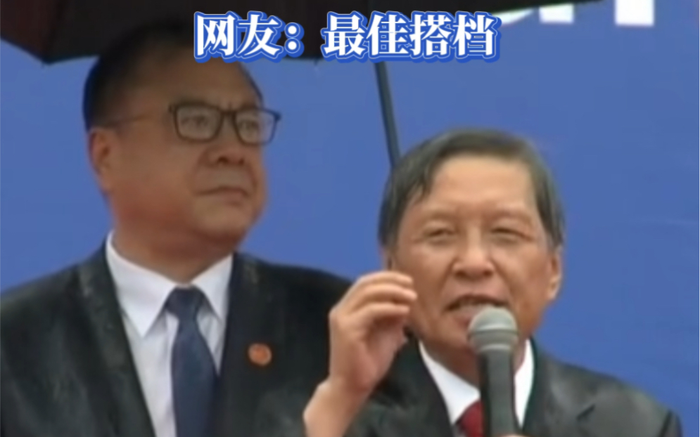 7月2日,西安交通大学毕业典礼上,校长王树国致辞时忽然下起大雨,校...