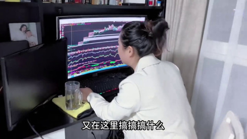 媳妇想看小伙股票里到底有多少钱,还好小伙发现的及时