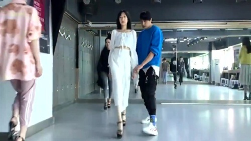 一米八五的模特,走路姿势太霸气了,一步顶我两步!