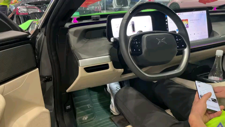 小鹏P7自动门,高科技再次刷新,实现人性化自动开关门。(一群人一条心)