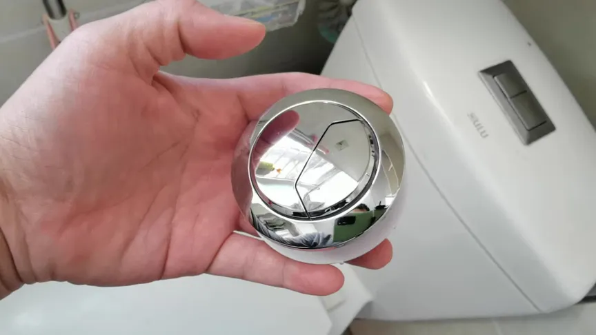 坐便马桶水箱按排水后漏水,按钮不回弹可以这样修理