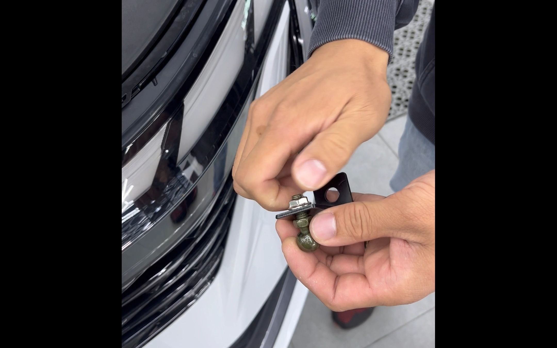 博越L液压撑杆安装