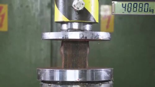 二十万斤液压机测试钢铁烧红与常温硬度差异,结果惊人!