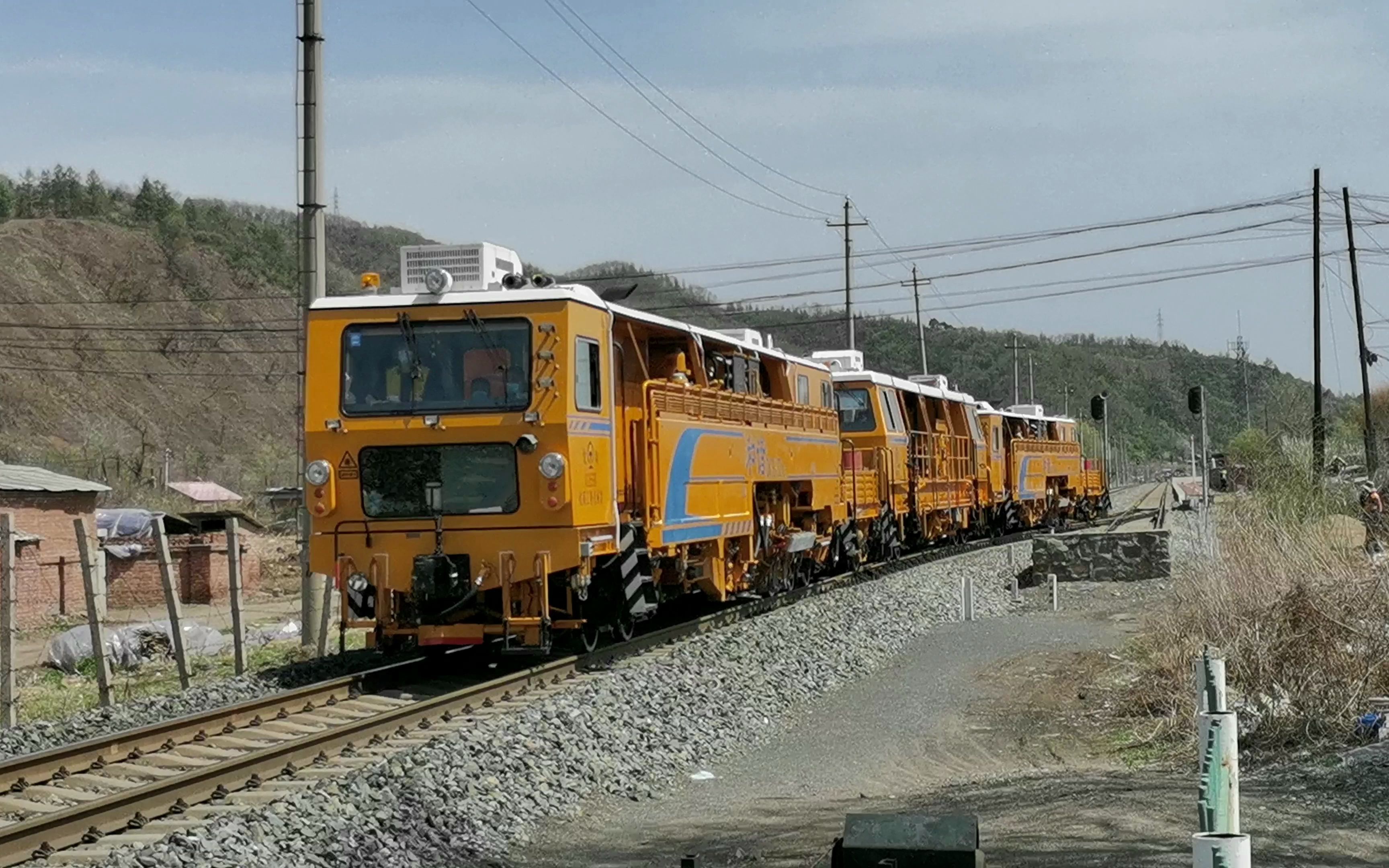 ...沈阳铁路局 沈阳工务机械段工程列车组执行路用列车57016次 出北三...