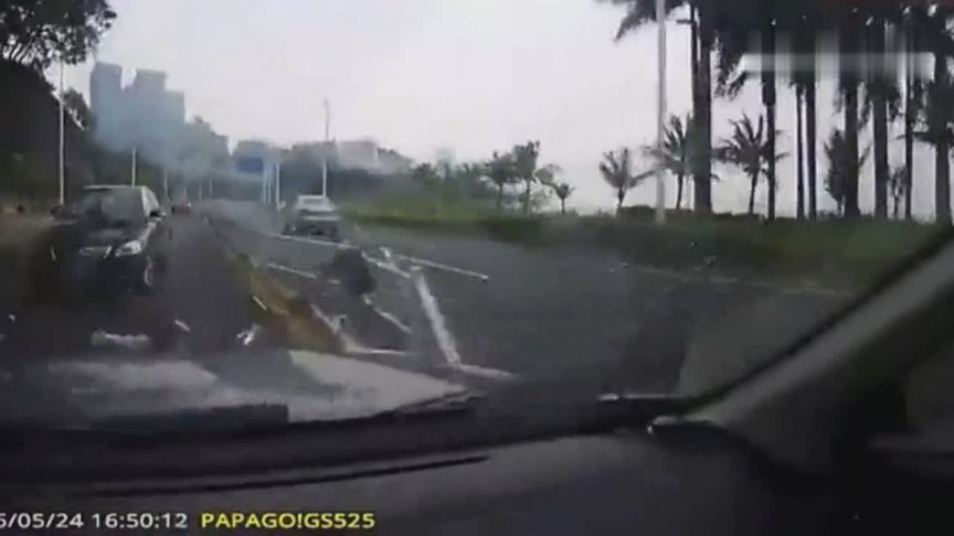 汽车行驶中突然失灵!行车记录仪记下悲惨一幕!