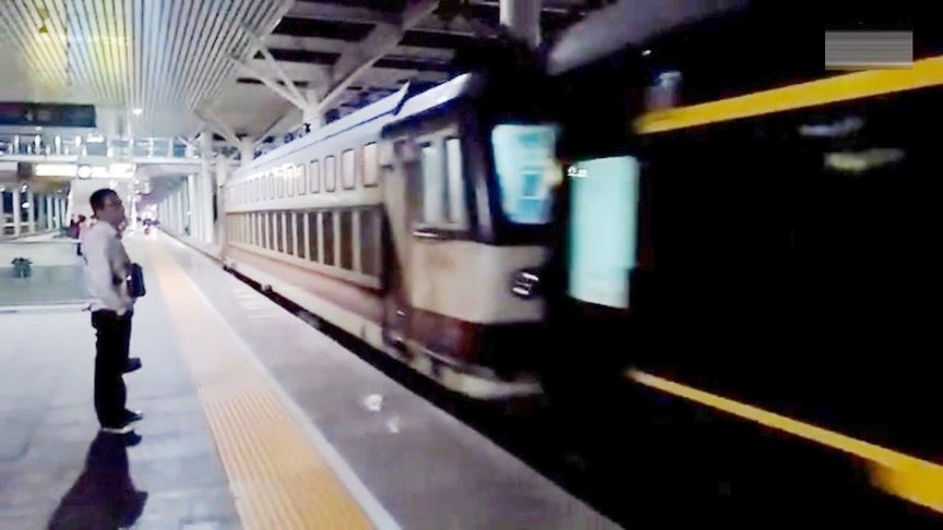 全程18.5小时北京开往银川 SS7C牵引K1177次列车进包头站停靠