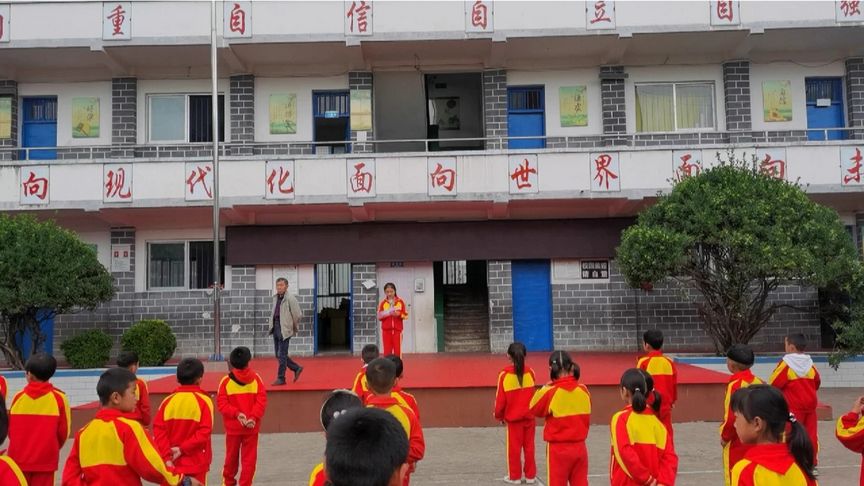 课间操学习《中小学生守则》