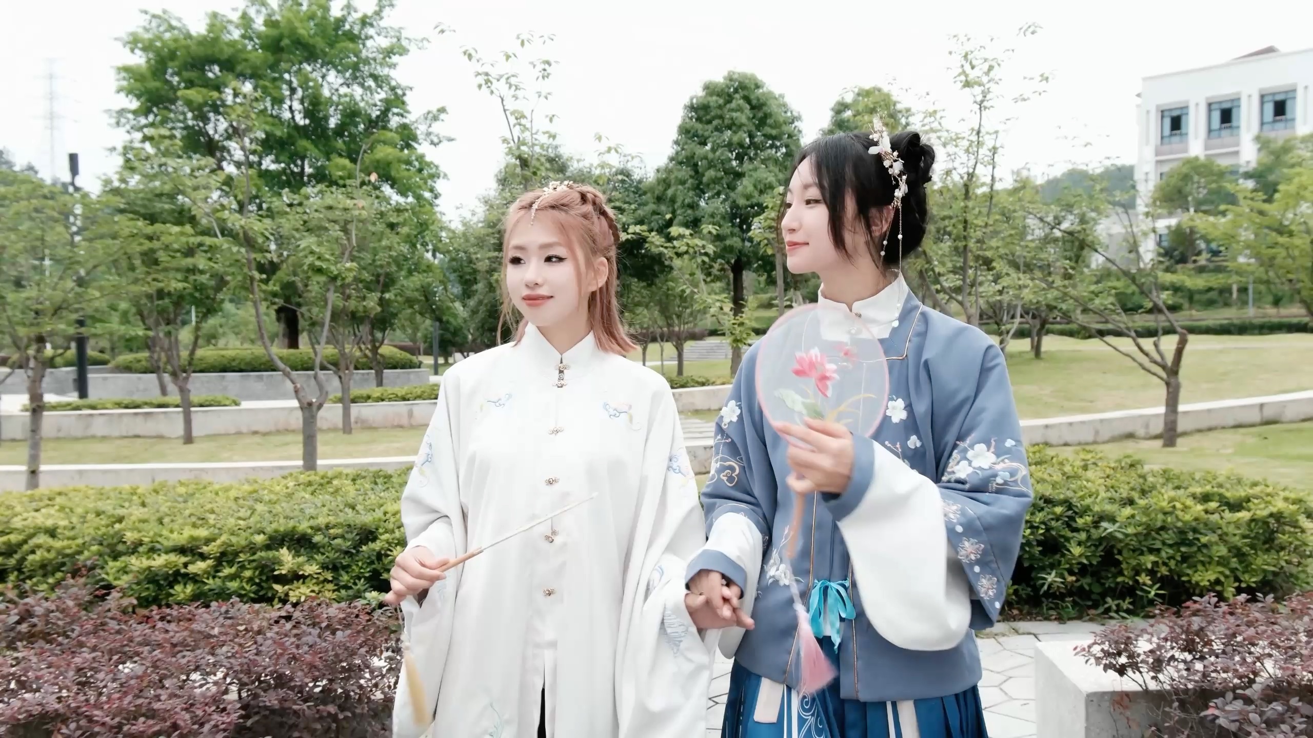 非遗霓裳·华彩绽放 | 重庆财经职业学院第九届“校园之星”形象大使...