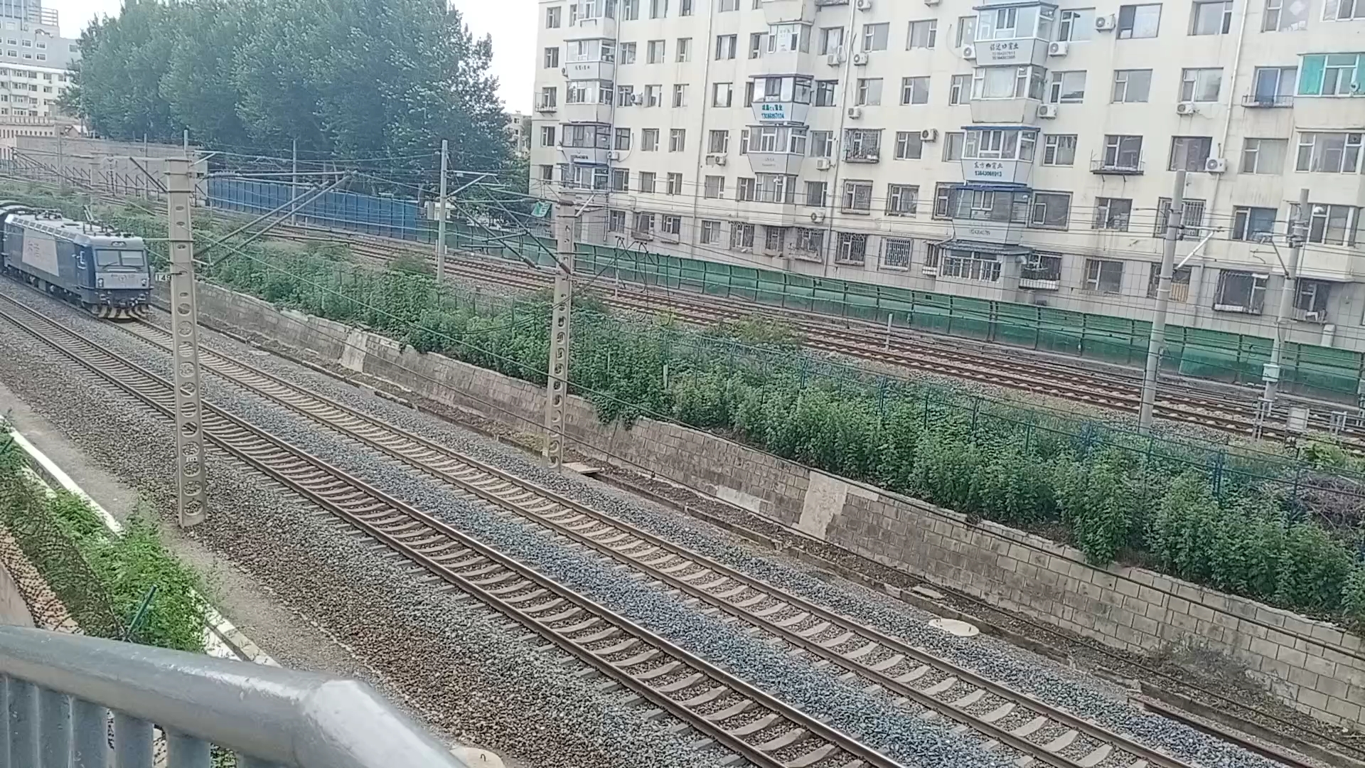 沈局沈段HXD3C-0751牵引K1528次列车(绥化至邯郸)晚点通过南昌路...