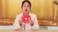 小迪在折叠好的卡纸上画了一些三角图案,剪好展开是张漂亮的窗花